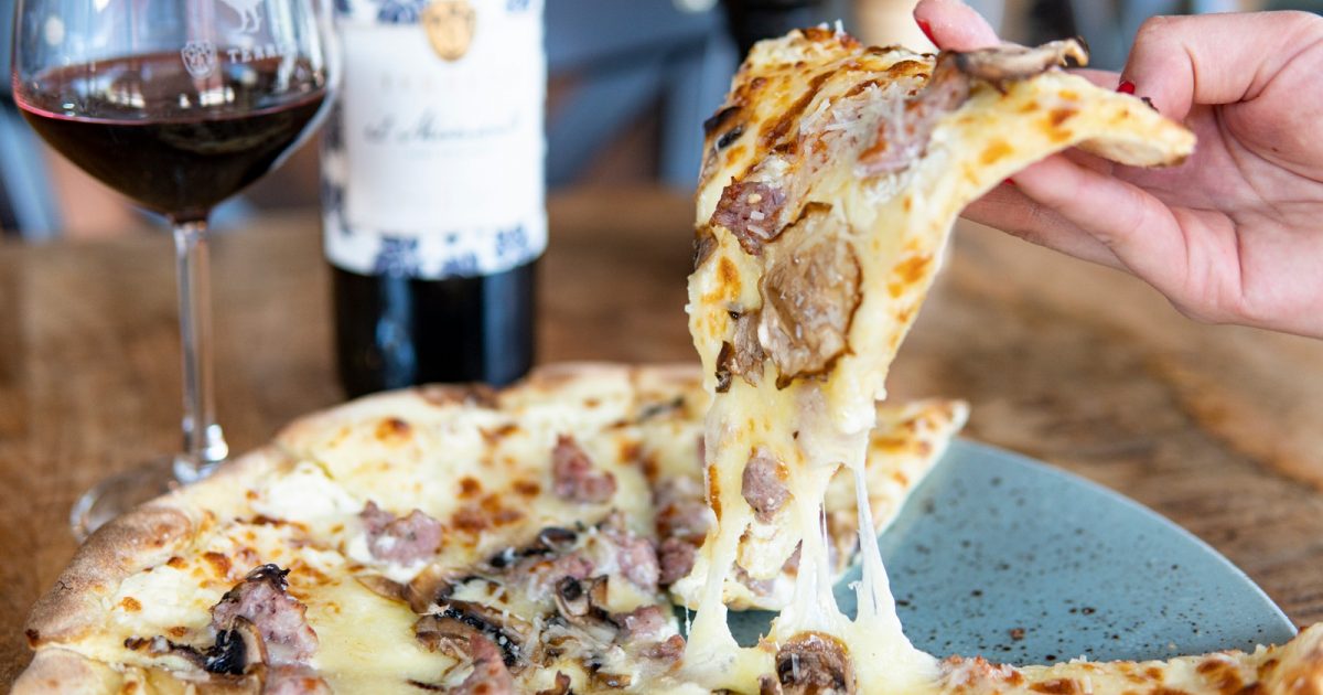 Vit pizza med salsiccia och svamp | The Winery Hotel
